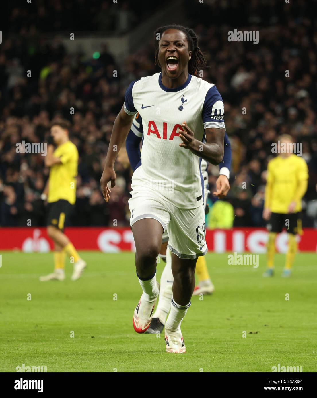 London, UK. 30th Jan, 2025. Oyindamola Ajayi (TH) celebrates scoring ...