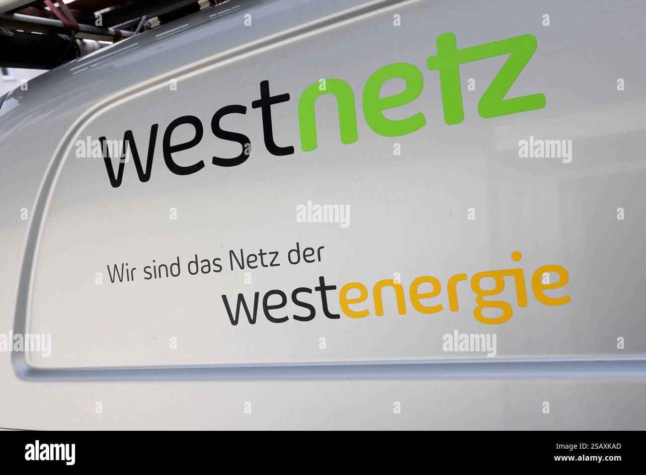 Ein Fahrzeug von Westnetz, Wir sind das Netz der Westenergie in Siegen ...