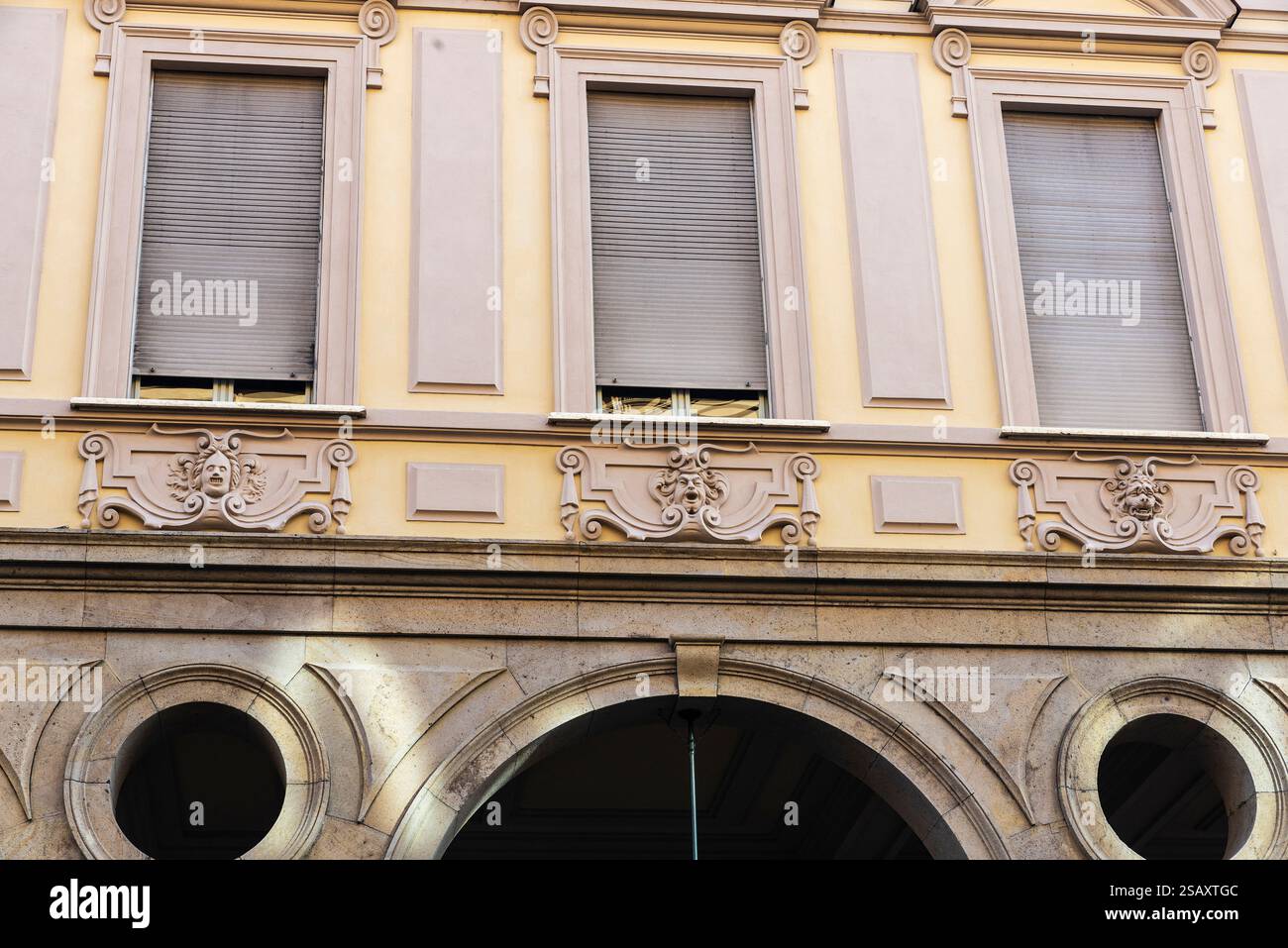 Mascaron ornamentation hi-res stock photography and images - Alamy
