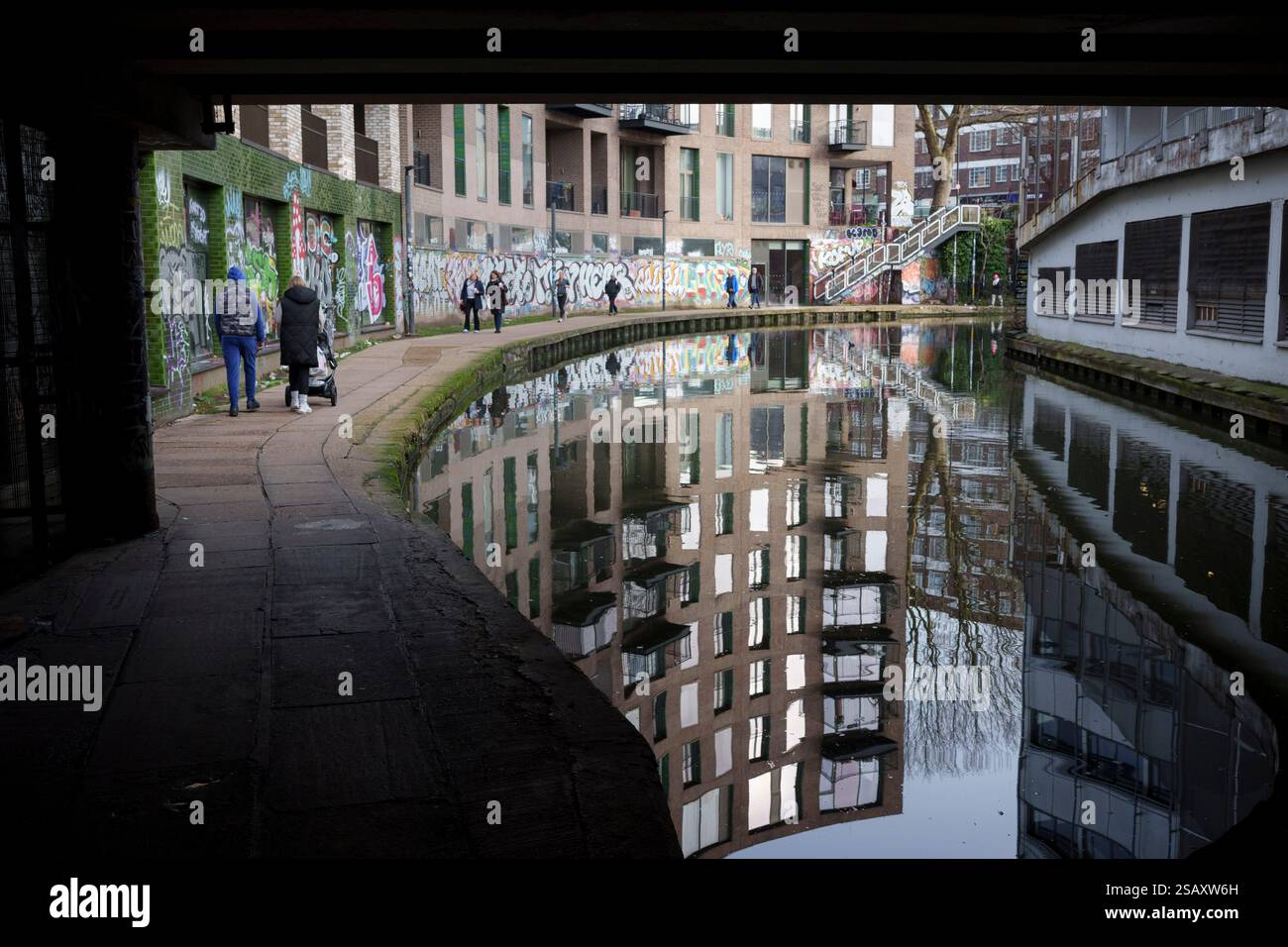 Members of the public walk the towpath on Regent's Canal, on 29th ...