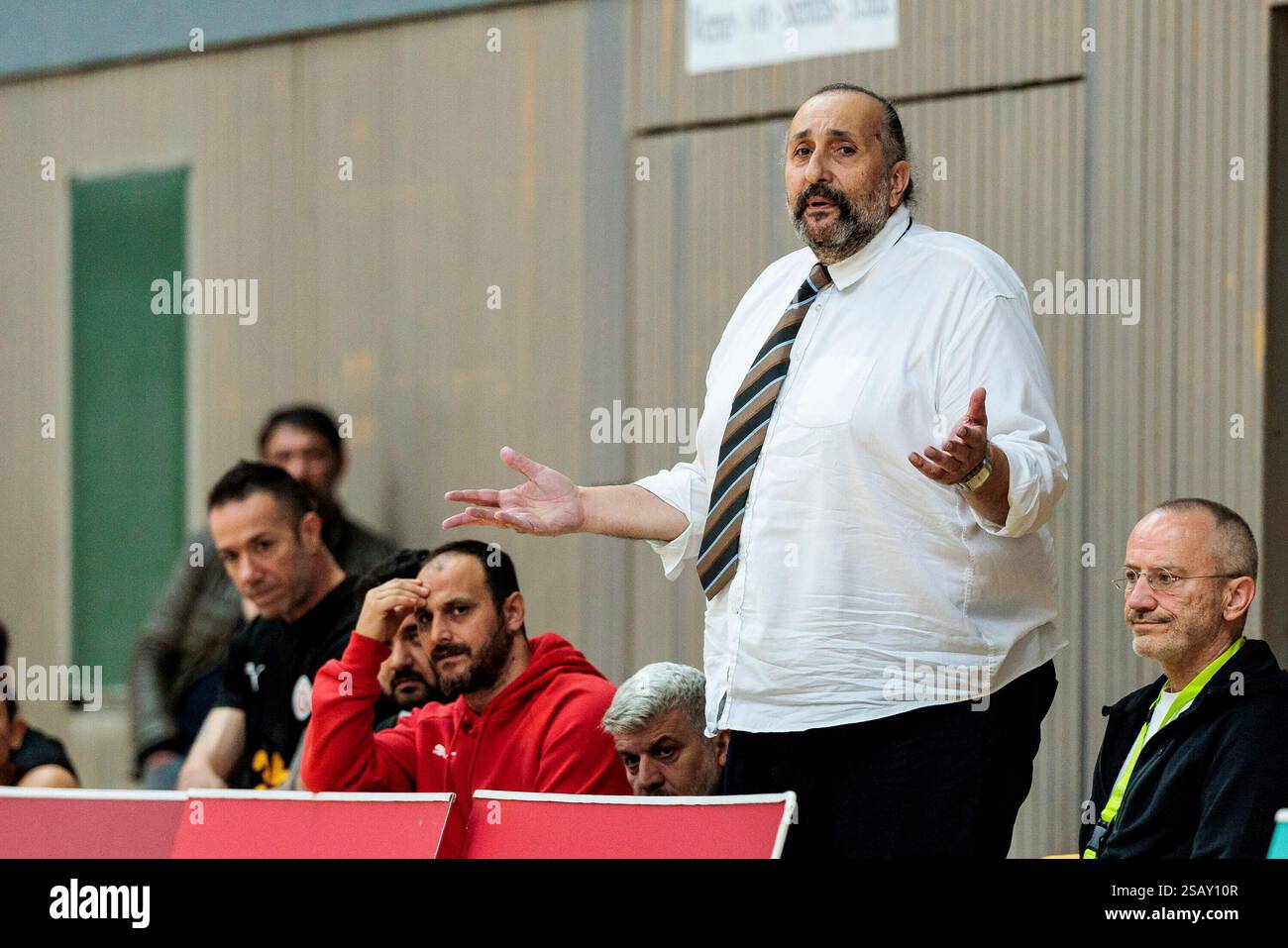 Wetzlar, Deutschland. 31st Jan, 2025. Sedat Inescu (Trainer Galatasaray Istanbul) gestikuliert ...