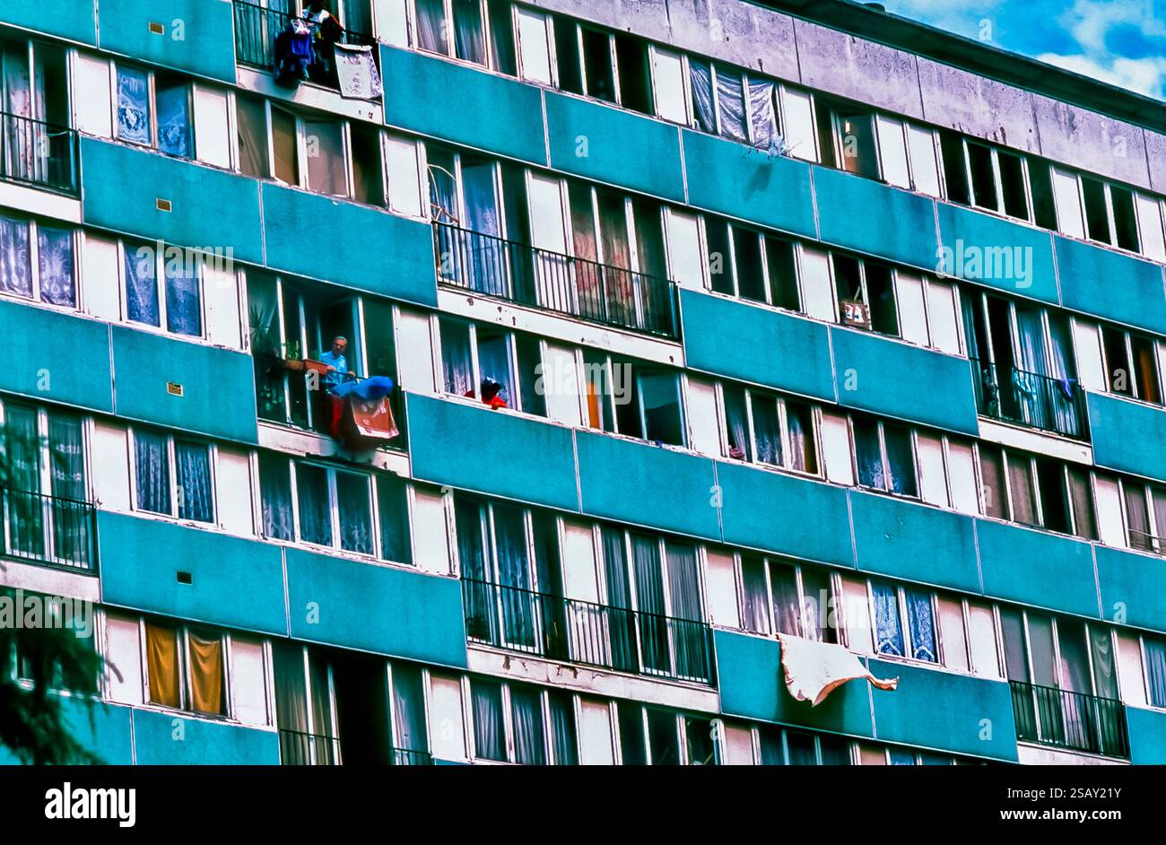 Poor buildings paris hi-res stock photography and images - Alamy
