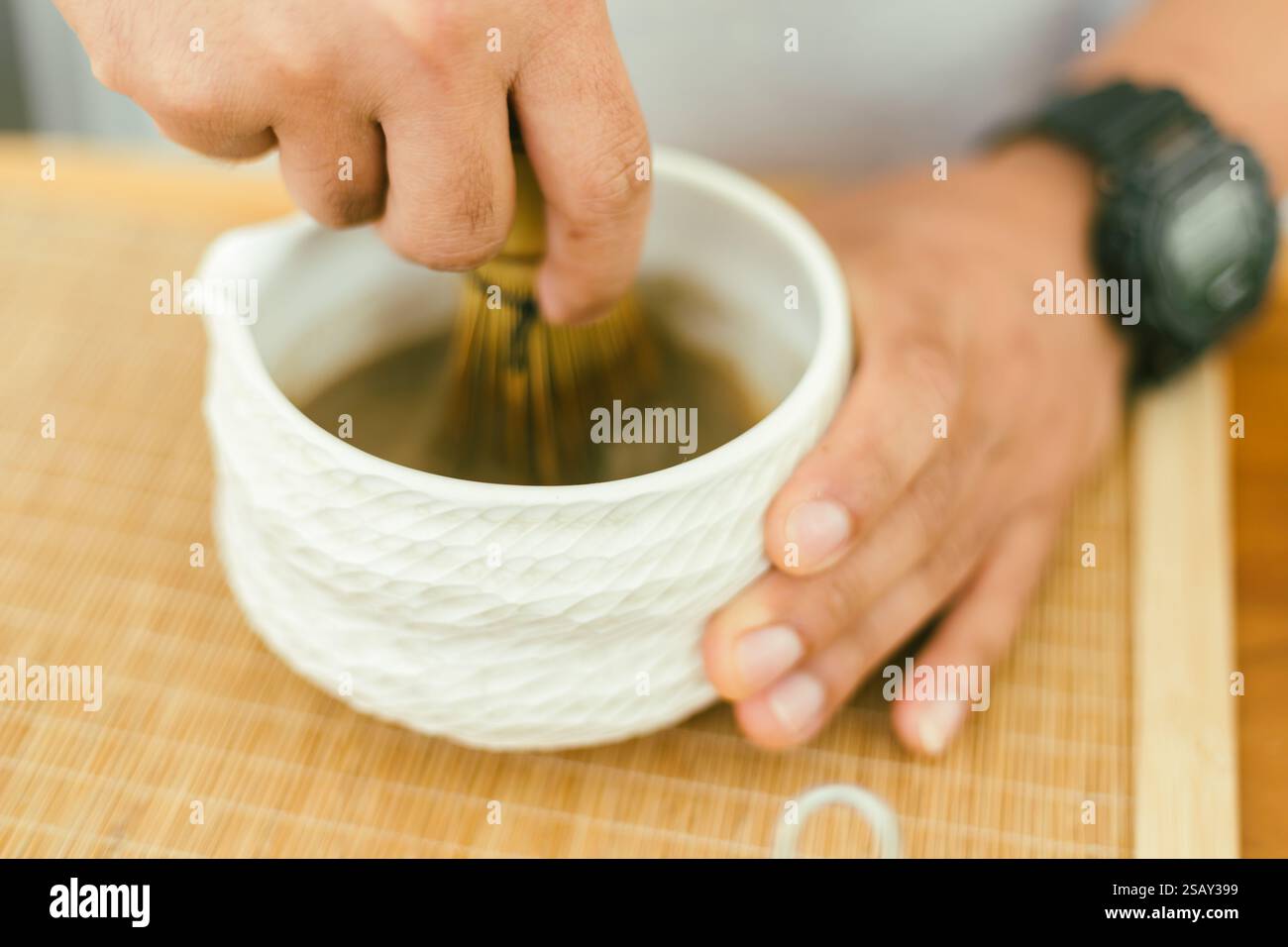 Barista make Hojicha milk latte, Cafe menu Stock Photo - Alamy