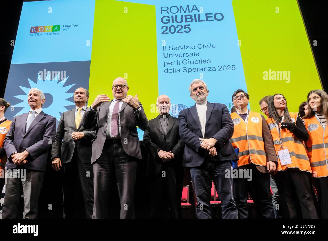 Andrea Abodi, ministro per lo Sport e i Giovani, il prefetto Ugo Taucer ...