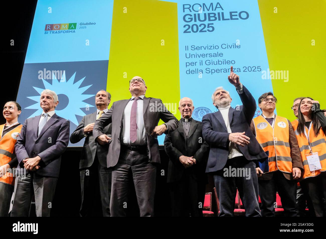 Andrea Abodi, ministro per lo Sport e i Giovani, il prefetto Ugo Taucer ...