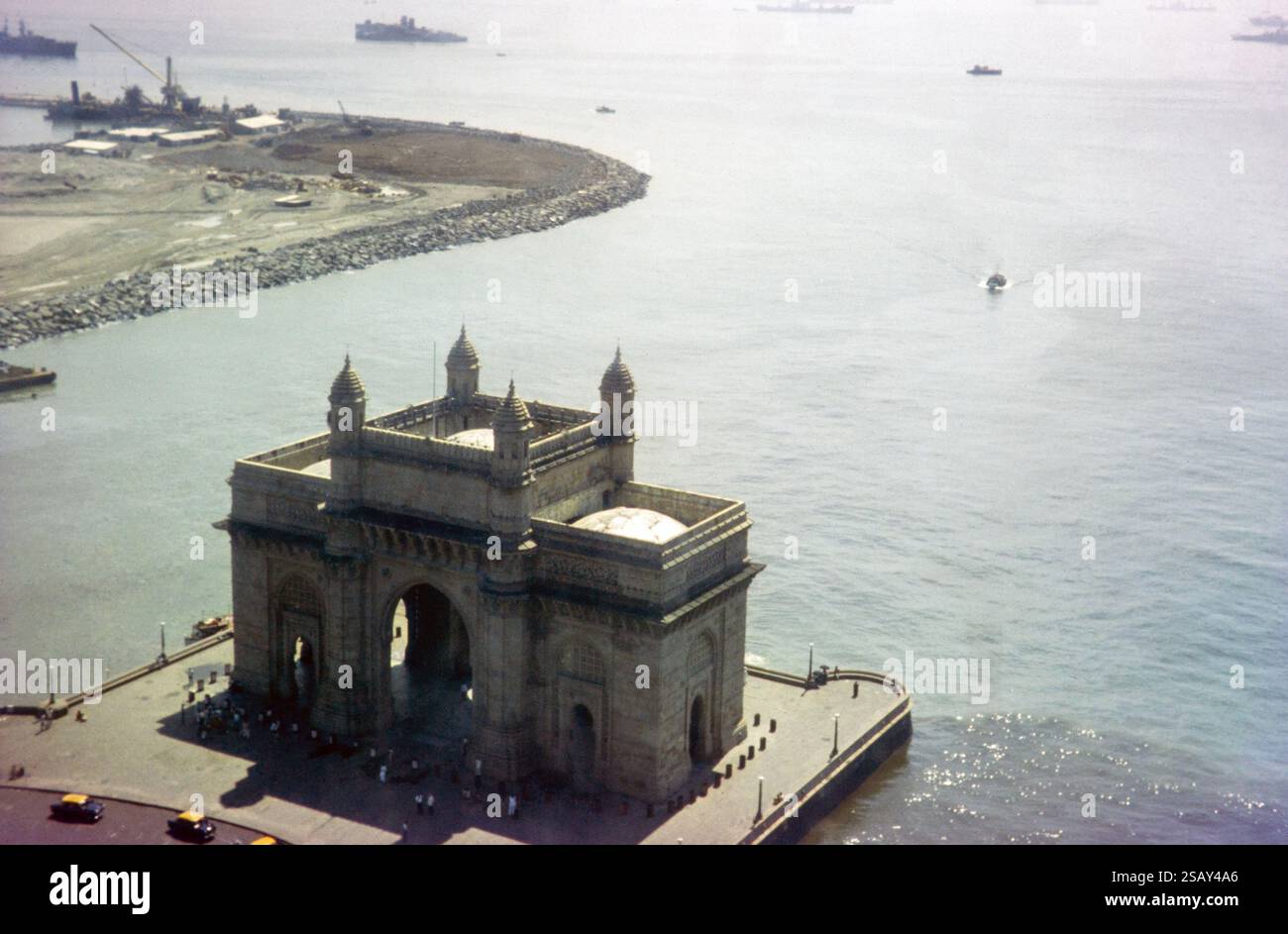 Gateway of india bombay 1924 hi-res stock photography and images - Alamy