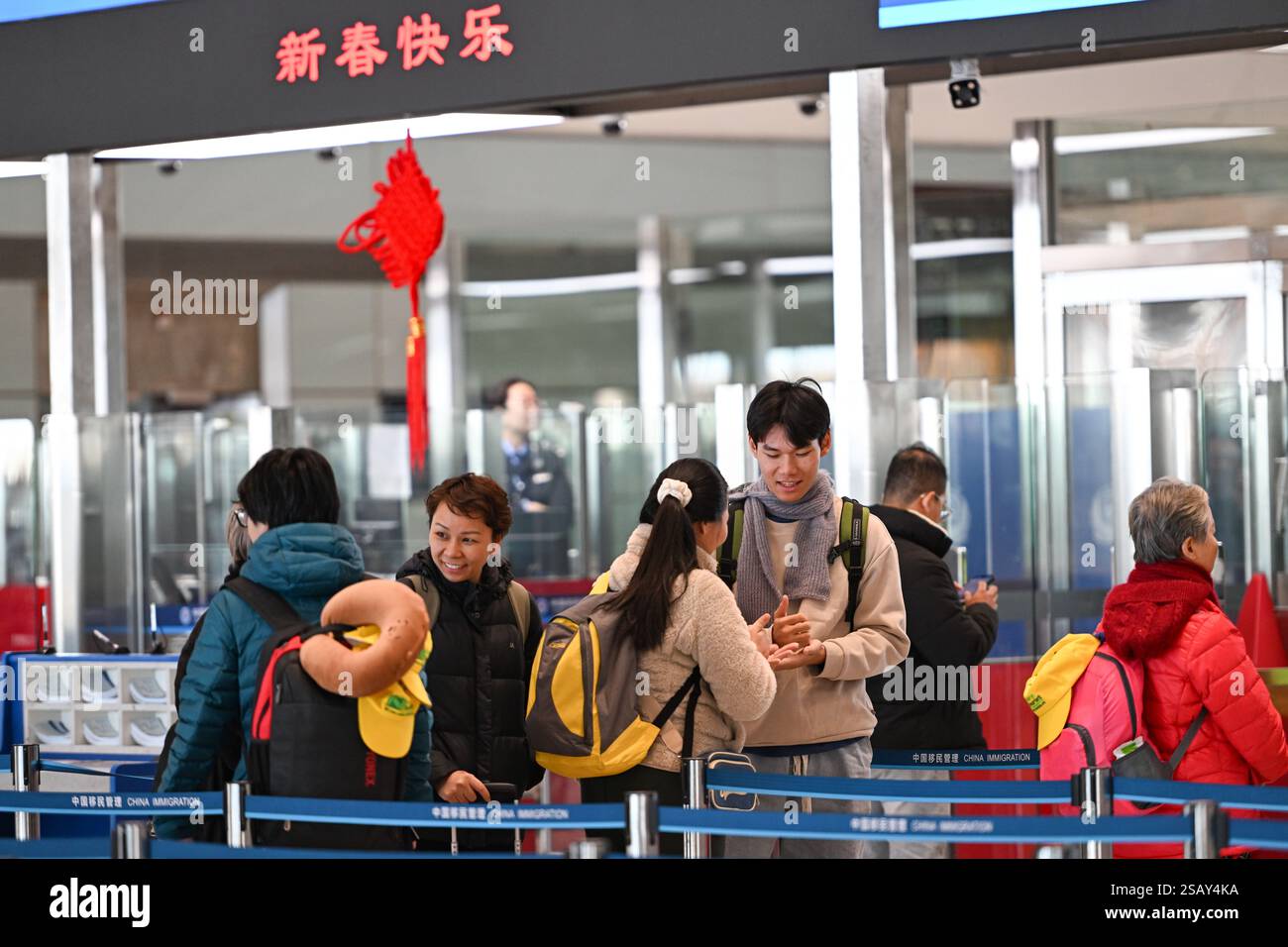 (250131) -- BEIJING, Jan. 31, 2025 (Xinhua) -- Tourists from Vietnam wait for entry inspection ...