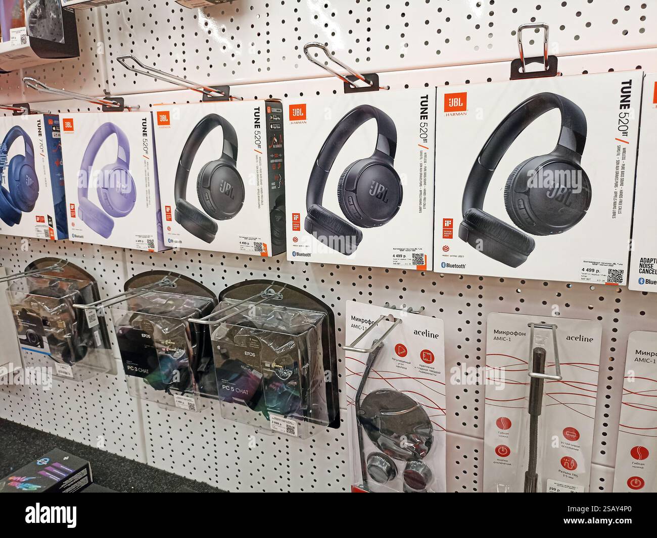 Jbl wireless headphones hi-res stock photography and images - Alamy