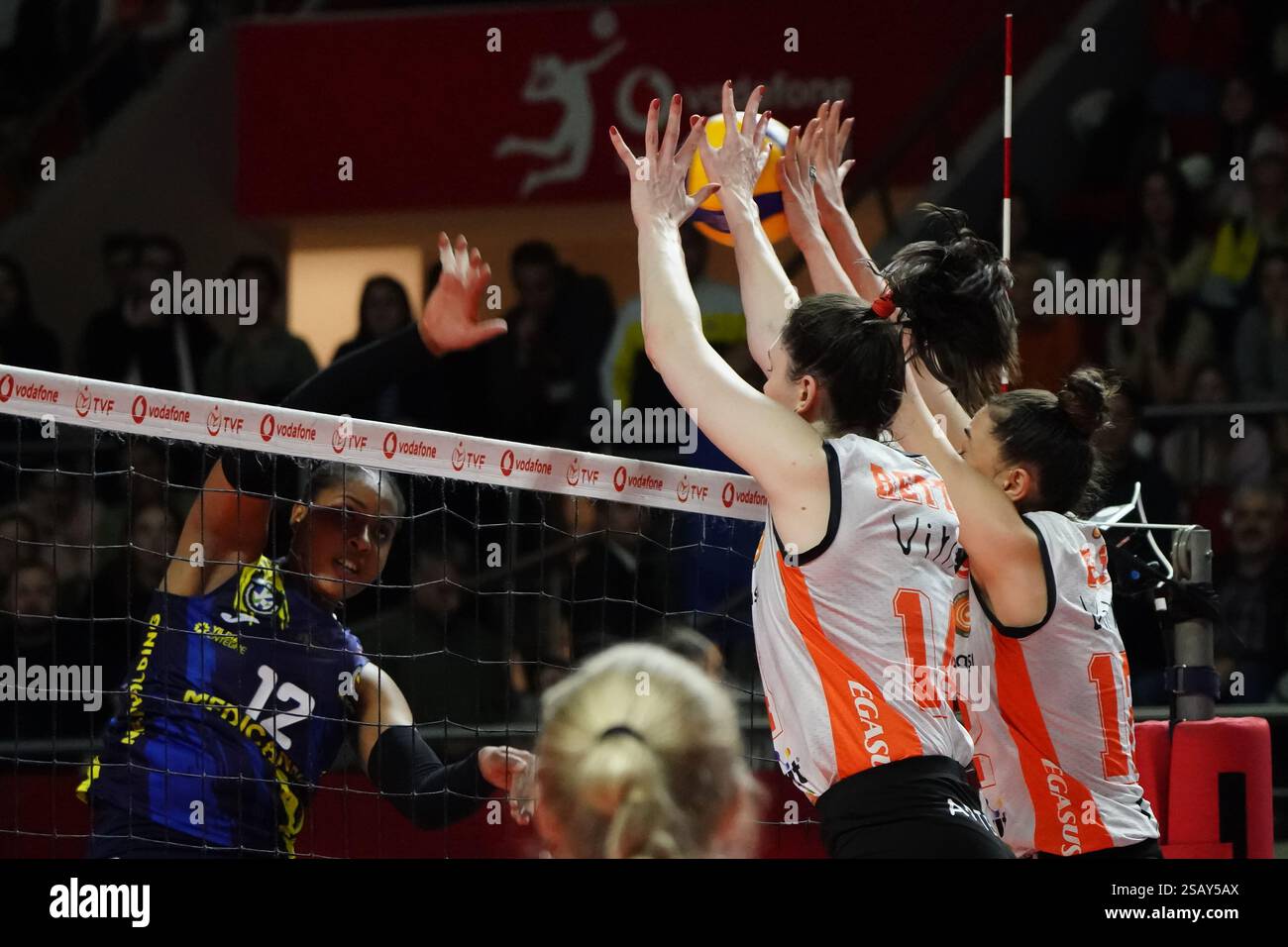 ISTANBUL, TURKIYE - JANUARY 26, 2025: Dana Rettke and Elif Sahin in ...