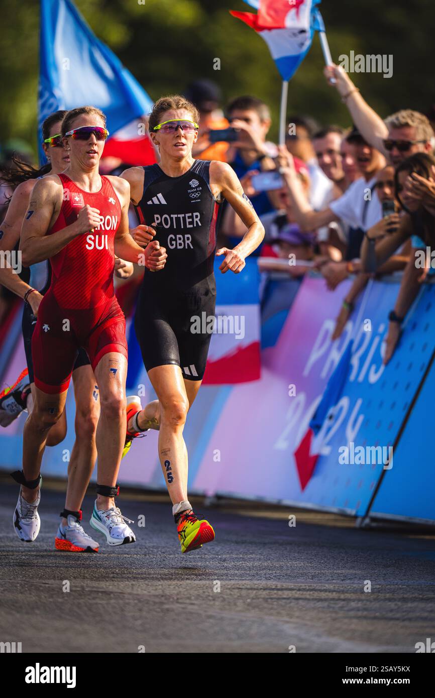 Elizabeth Potter participating in the triathlon at the Paris 2024 ...