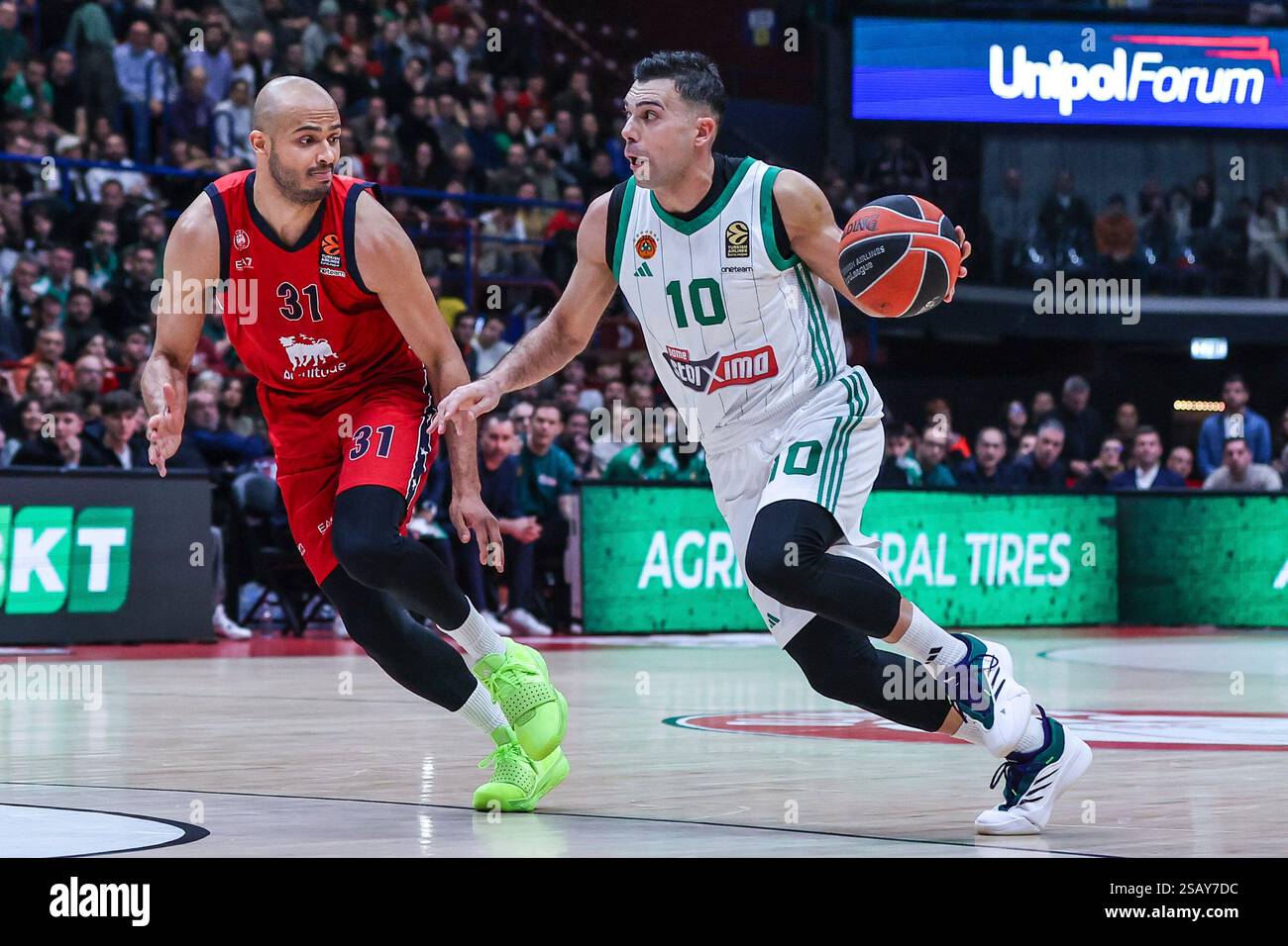 Milan, Italien. 30th Jan, 2025. (R-L) Kostas Sloukas #10 of ...