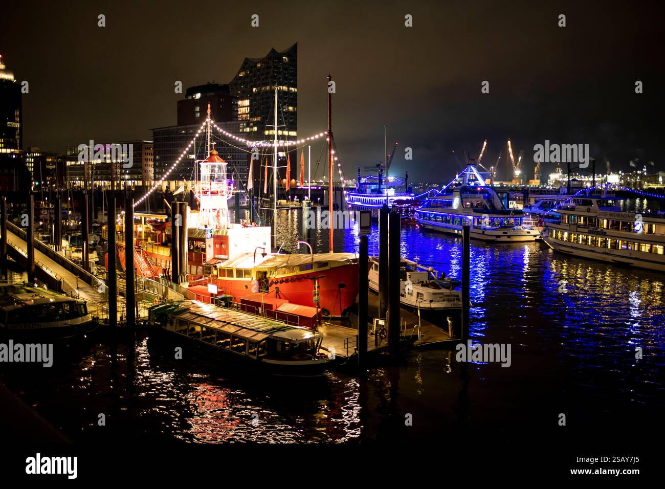 Hamburg - Blick in den Hamburger Hafen an der Überseepromenade ...
