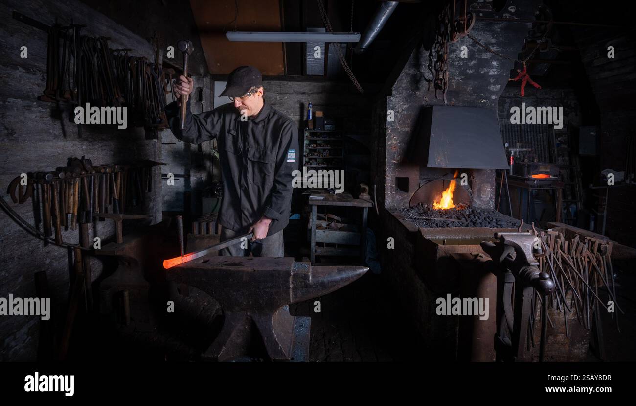 Blacksmiths making furniture hi-res stock photography and images - Alamy