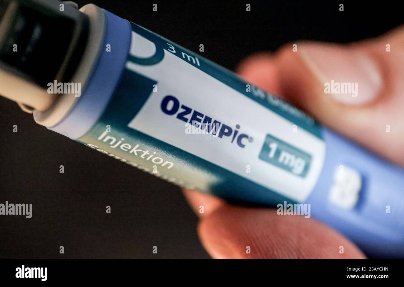 Leverkusen, Germany. 31st Jan, 2025. ILLUSTRATION - A man holds a ...