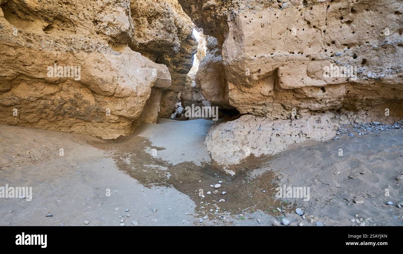Natural spring water africa desert hi-res stock photography and images ...