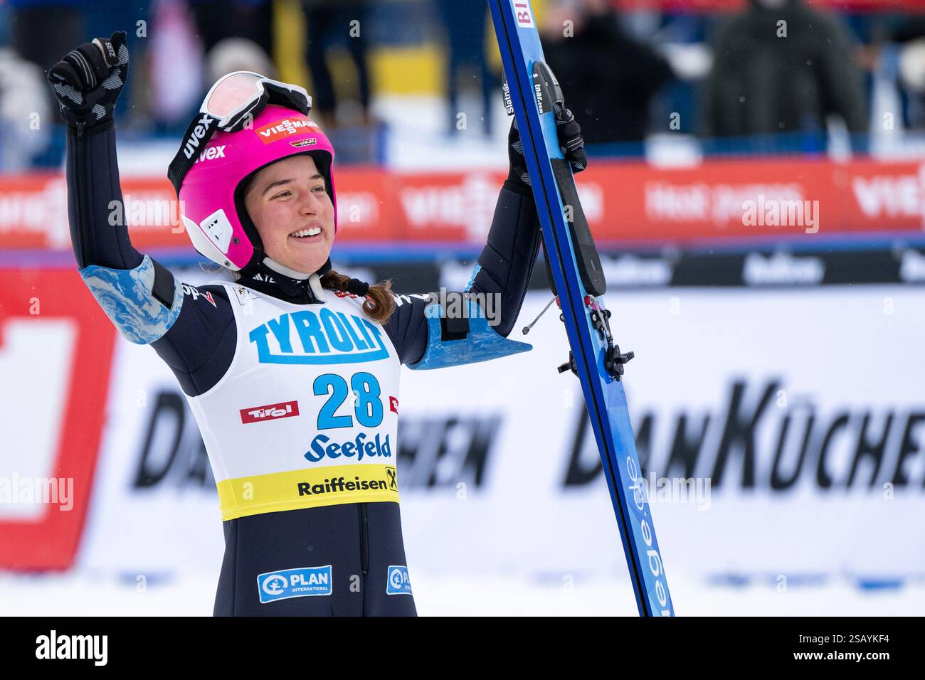 ARMBRUSTER Nathalie (Deutschland) im Ziel nach dem Skispringen jubelt ...