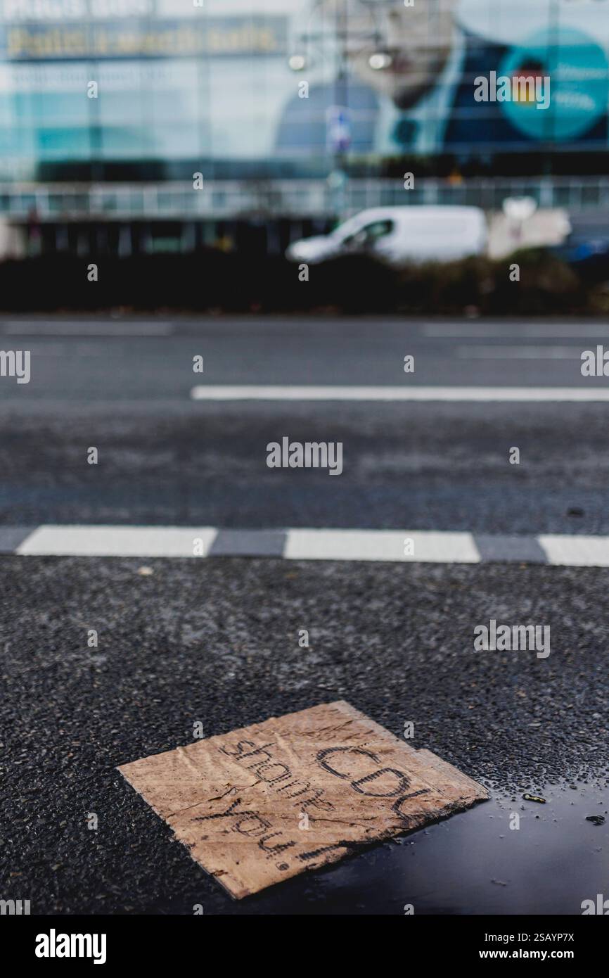 Ein kaputtes Plakat mit der Aufschrift CDU shame you liegt in einer ...