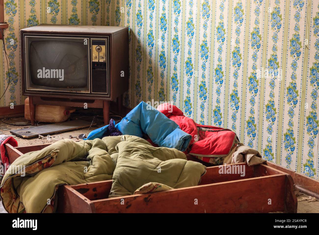 Empty old bed messy hi-res stock photography and images - Alamy
