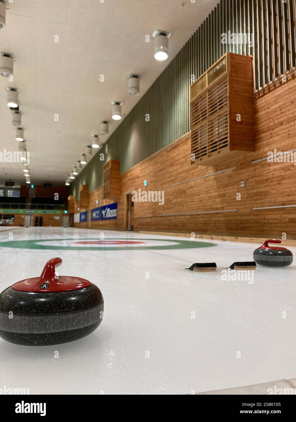 Red curling stones hi-res stock photography and images - Alamy