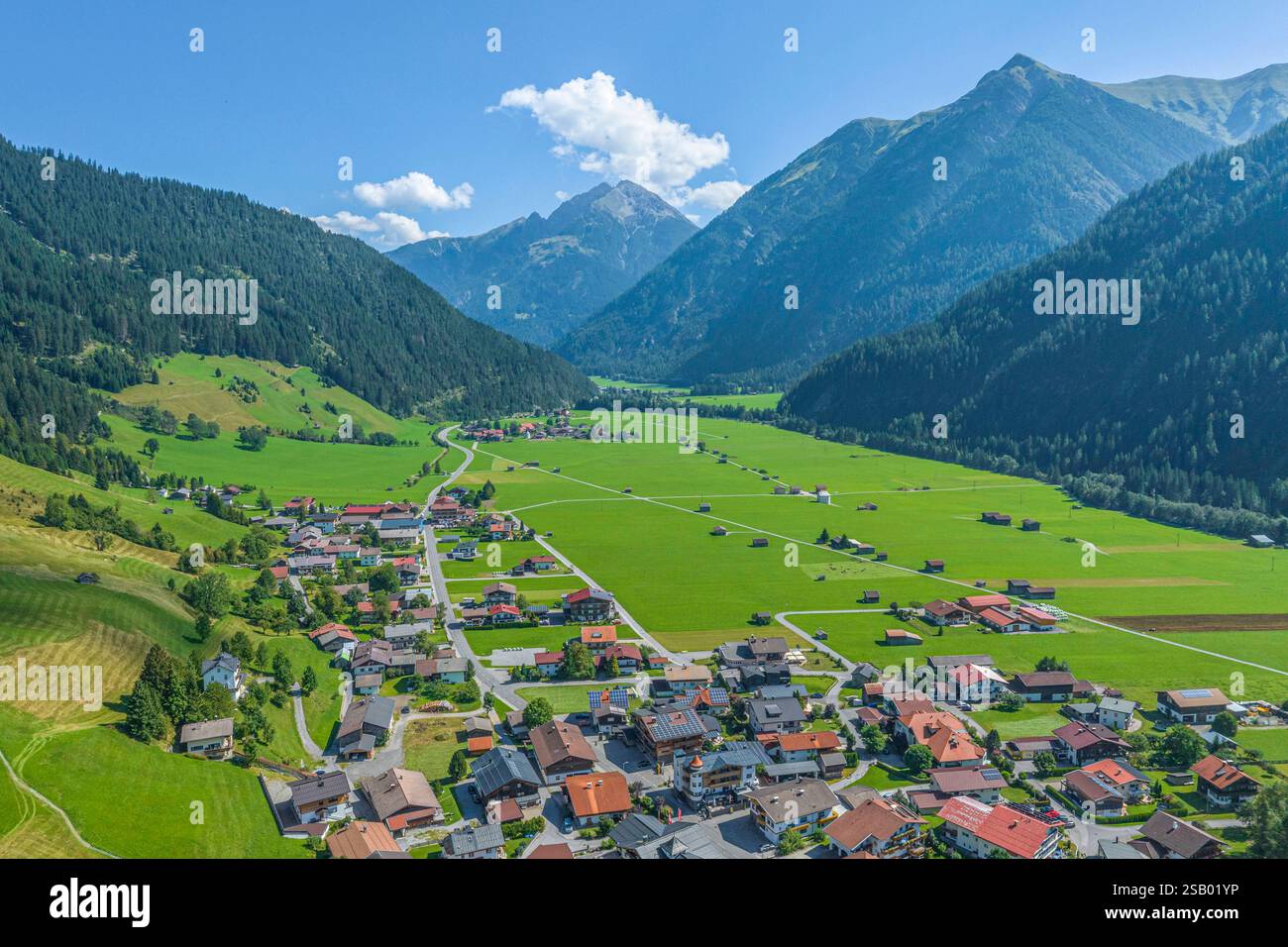 Sommer im Naturpark Tiroler Lechtal rund um die Gemeinde Holzgau Blick ...