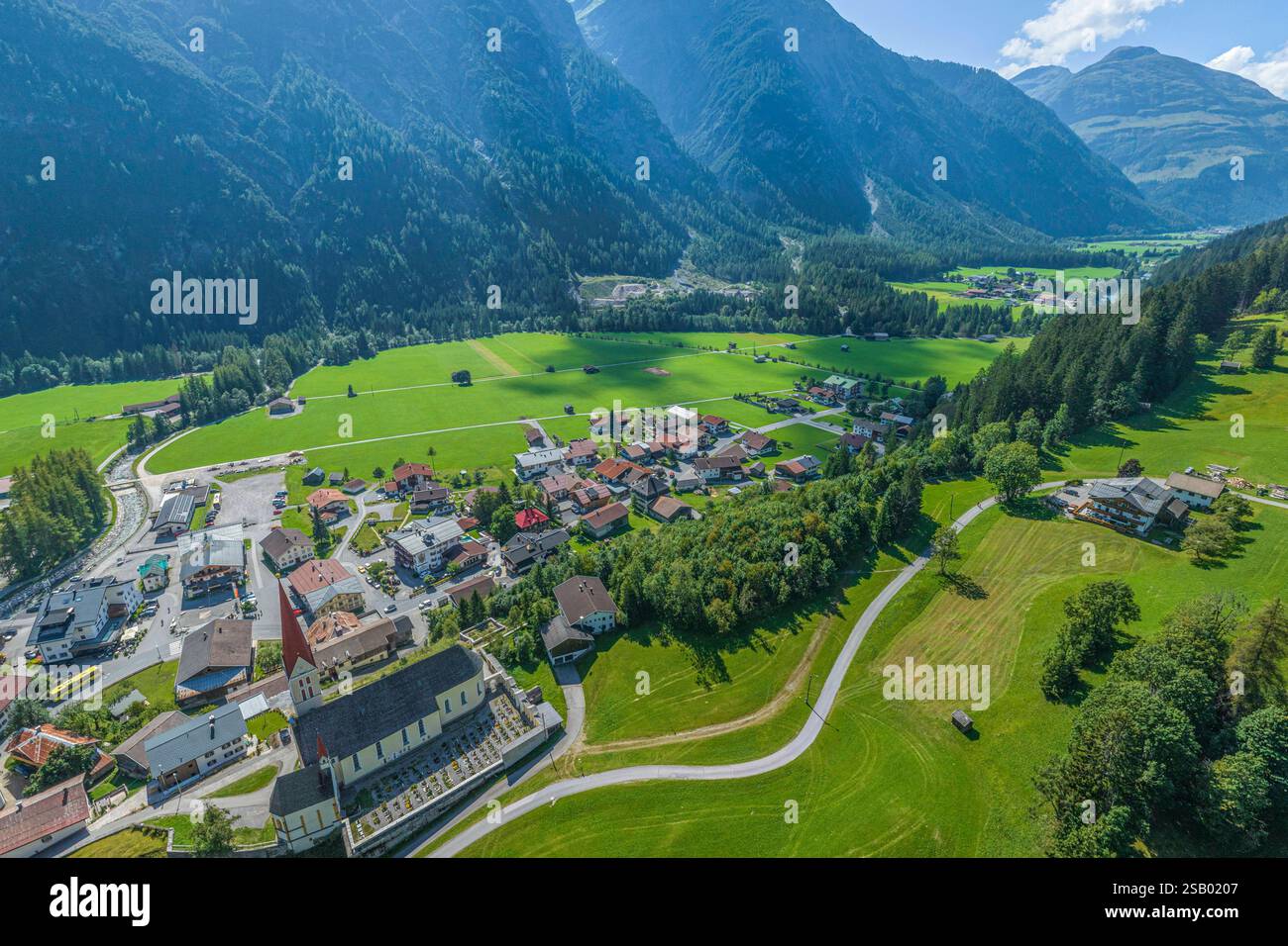 Sommer im Naturpark Tiroler Lechtal rund um die Gemeinde Holzgau Blick ...