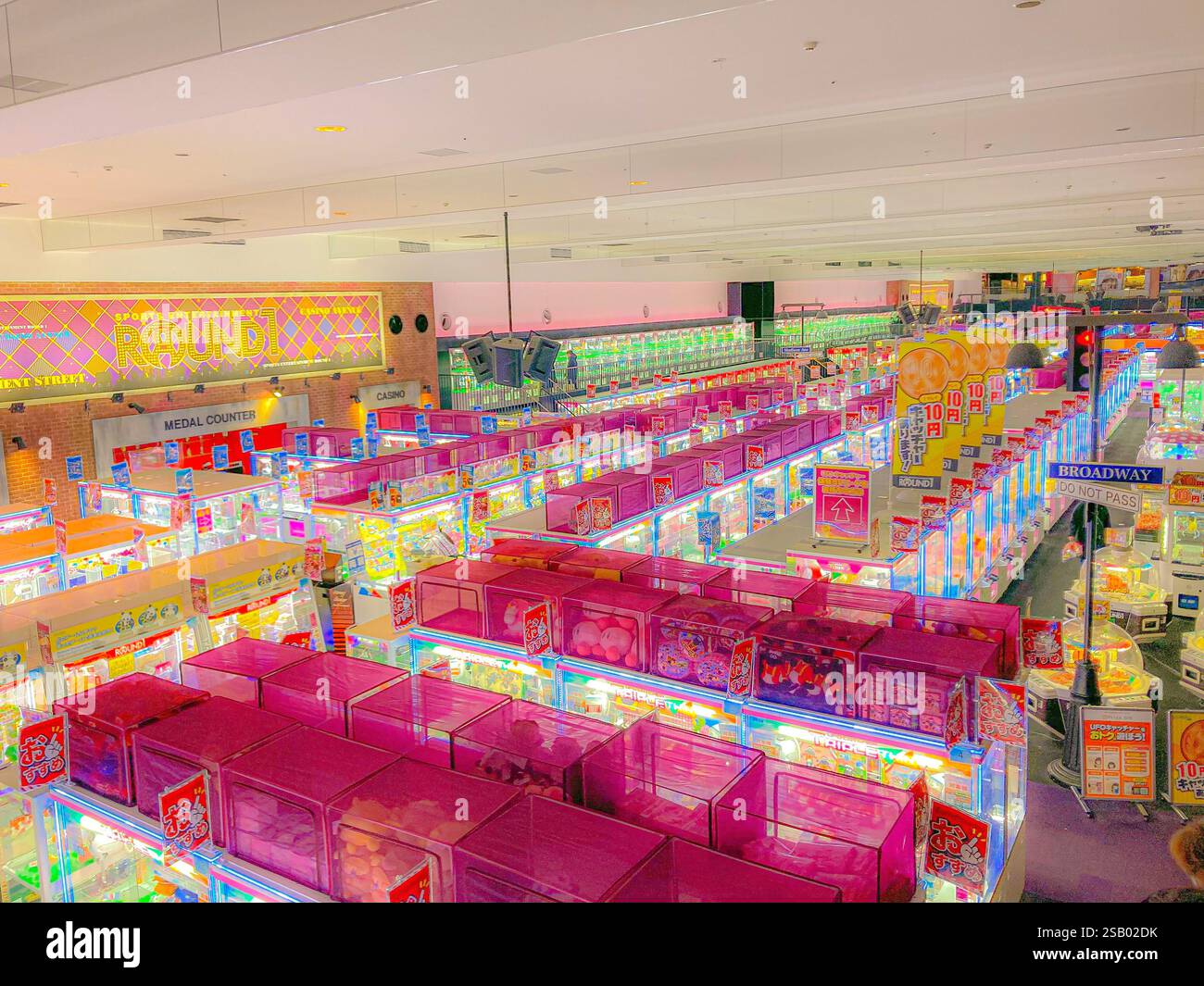 Game machine in arcade hi-res stock photography and images - Alamy