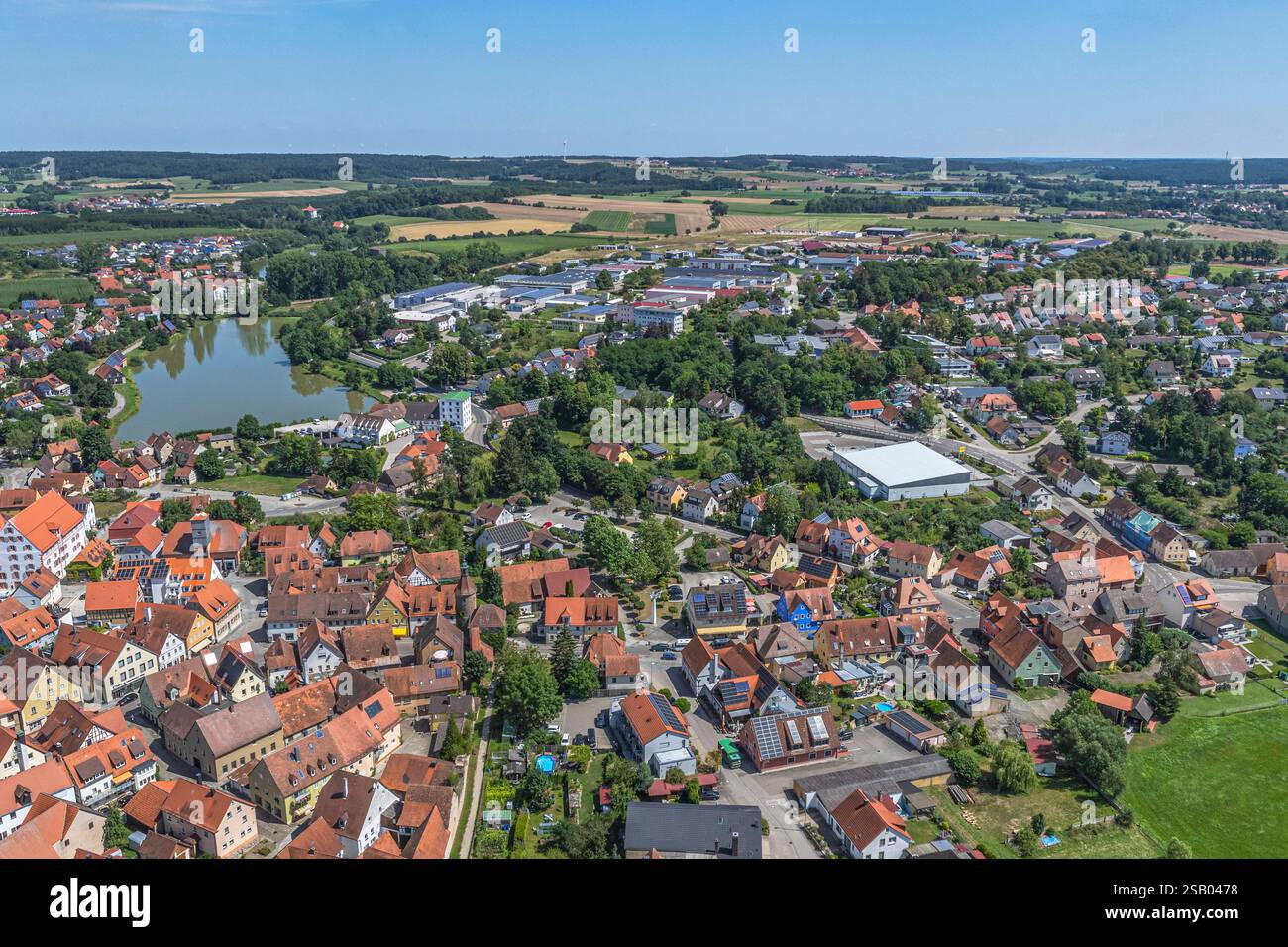 Die kleine mittelfränkische Stadt Leutershausen bei Ansbach im Luftbild ...