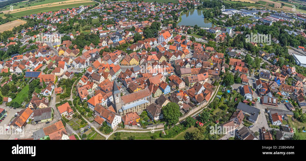 Die kleine mittelfränkische Stadt Leutershausen bei Ansbach im Luftbild ...