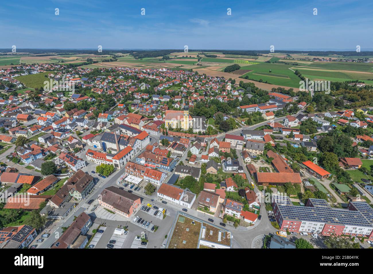 Die Marktgemeinde Schierling südlich von Regenburg im Tal der Großen ...