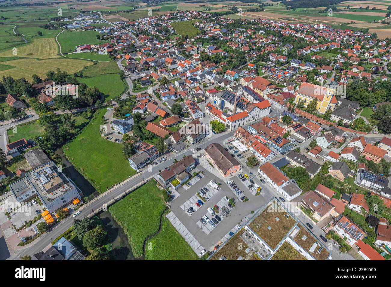 Die Marktgemeinde Schierling südlich von Regenburg im Tal der Großen ...