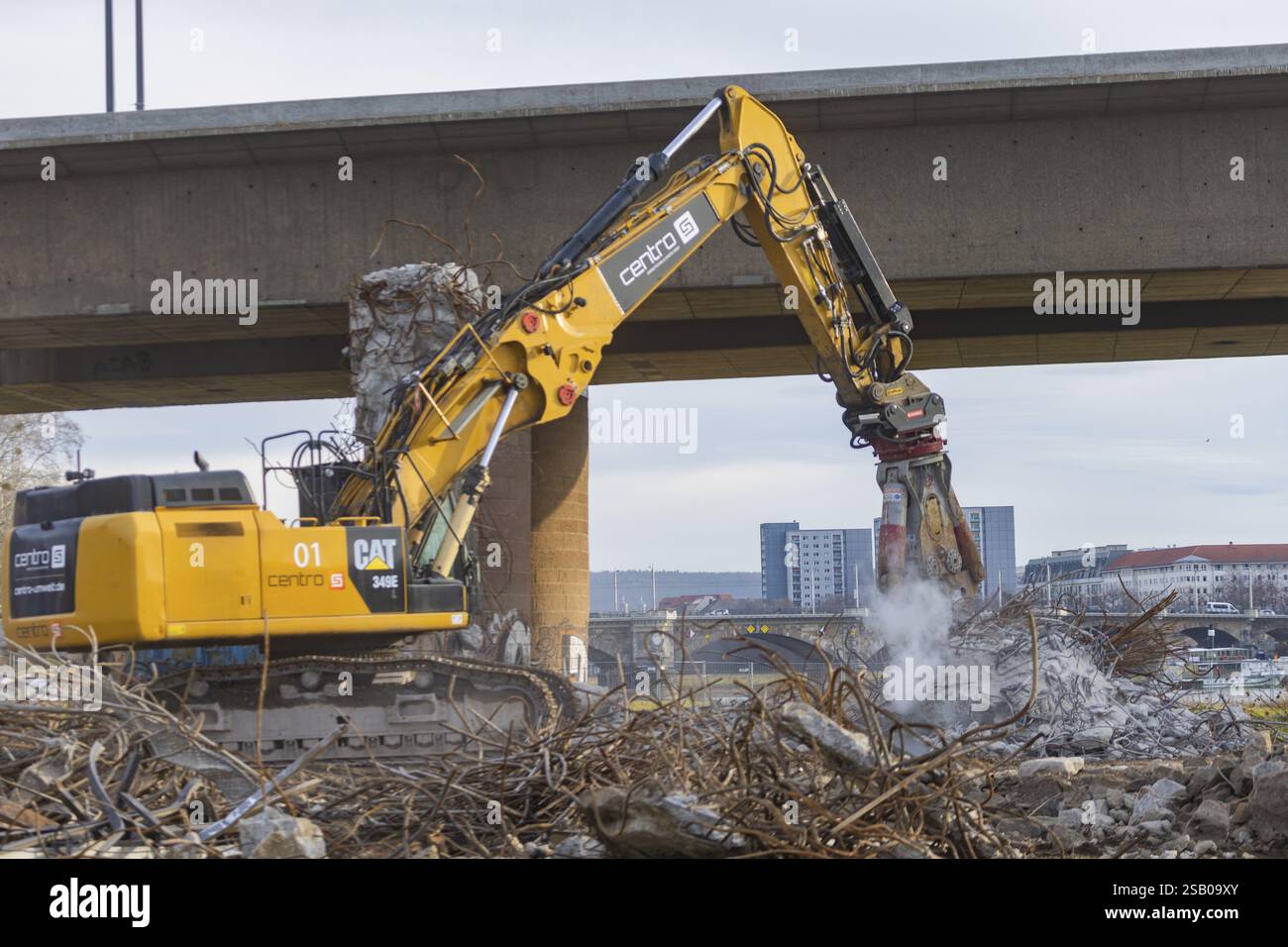 Partial collapse of the Carola Bridge. Part of the bridge has collapsed ...