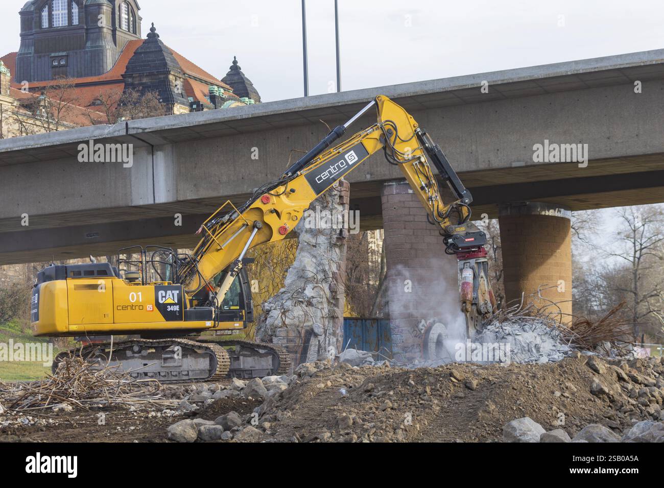 Partial collapse of the Carola Bridge. Part of the bridge has collapsed ...