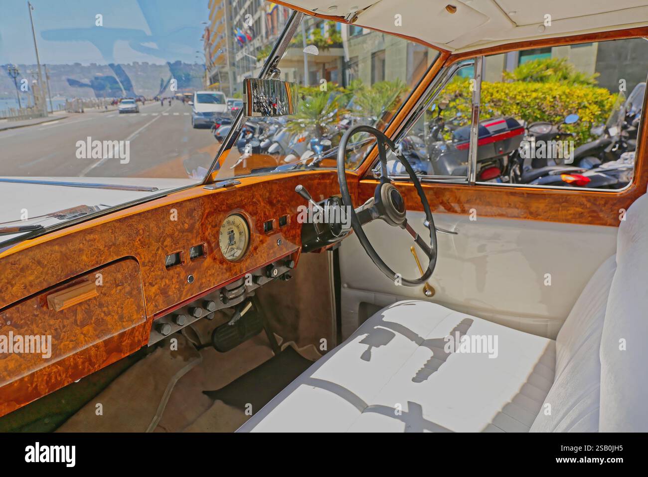 Right Hand Drive Classic Luxury Car Limo With Wooden Interior in Naples ...