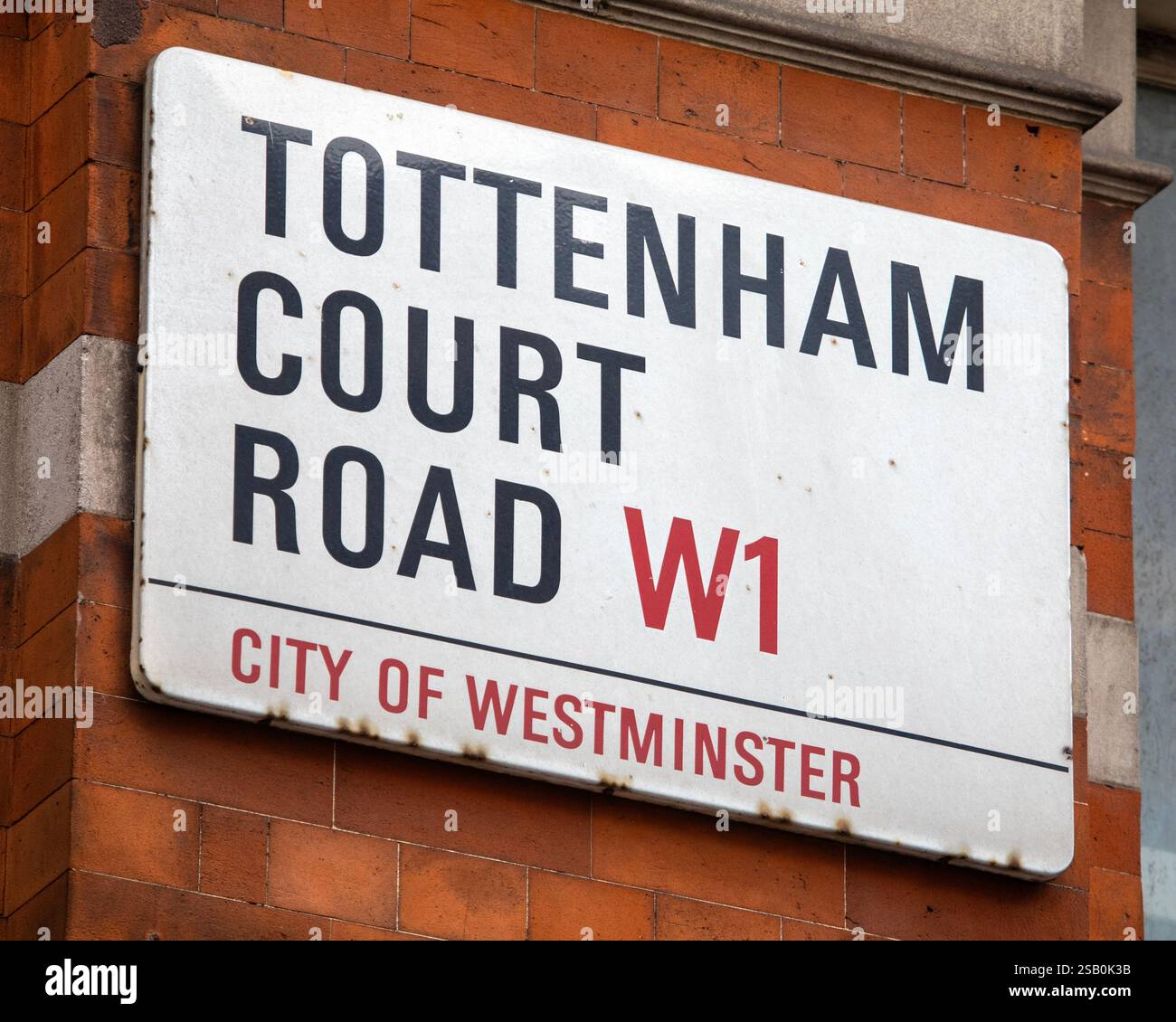 Street sign for Tottenham Court Road in London, UK Stock Photo - Alamy