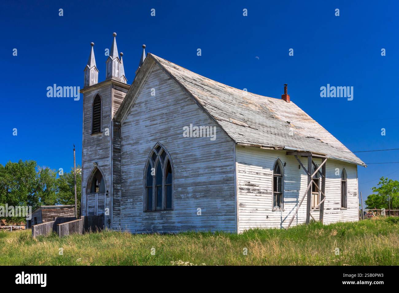 White country church steeple hi-res stock photography and images - Alamy
