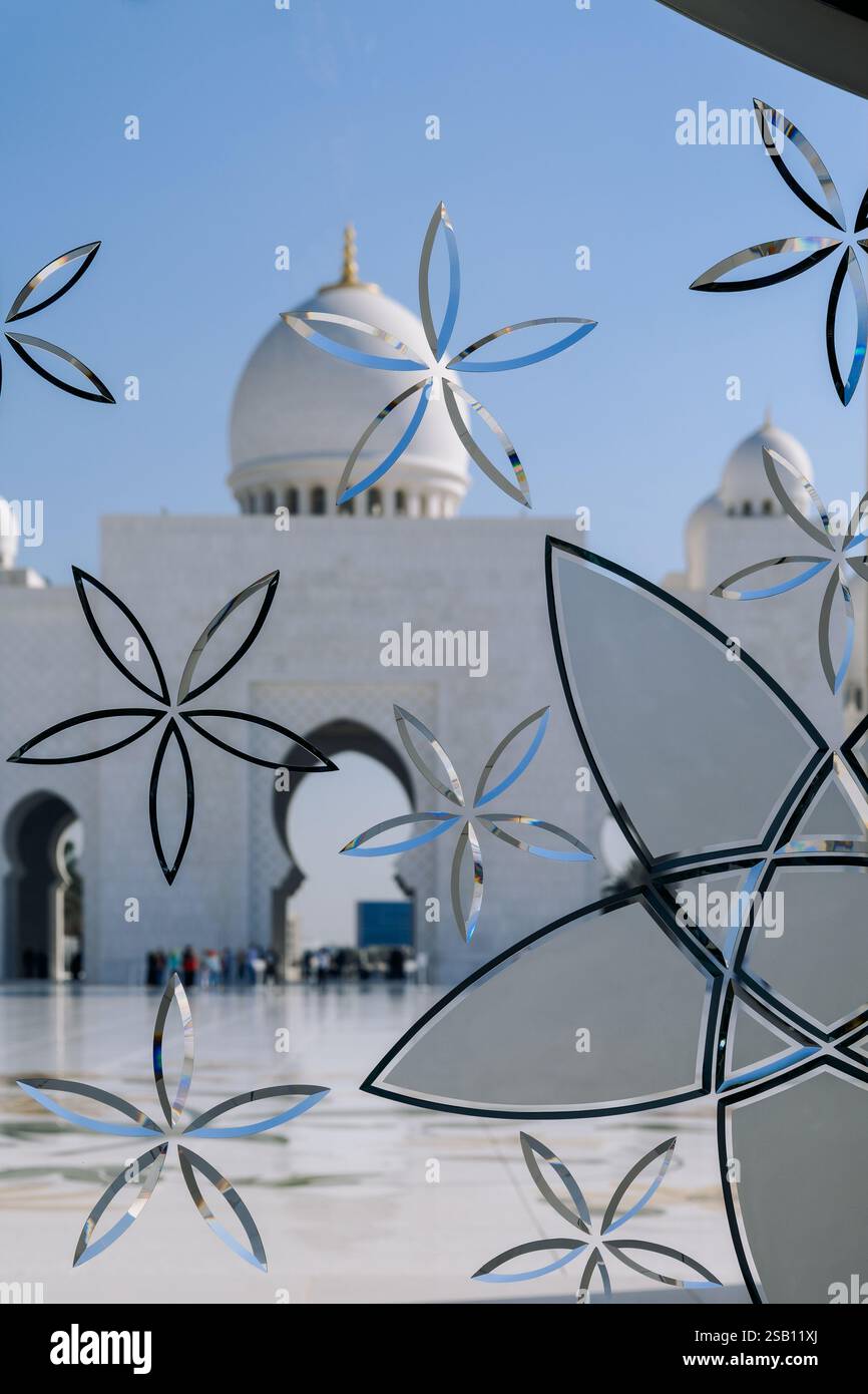 Sheikh Zayed Grand Mosque in Abu Dhabi made of white marble with ...