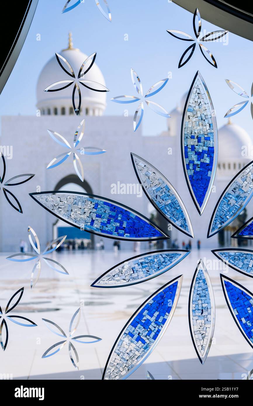 Sheikh Zayed Grand Mosque in Abu Dhabi made of white marble with ...