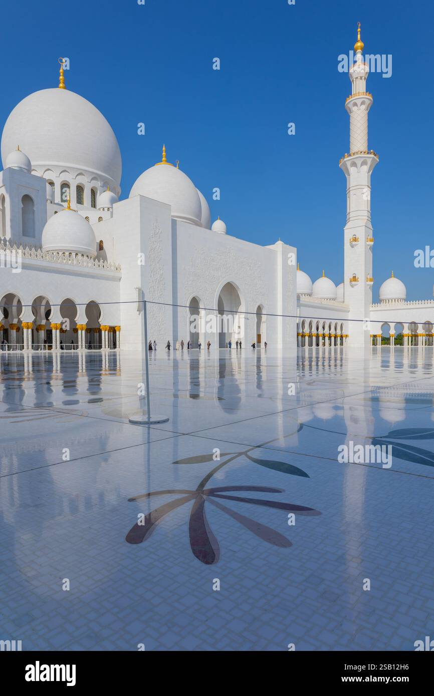 View of Sheikh Zayed Grand Mosque in Abu Dhabi made of snow-white ...