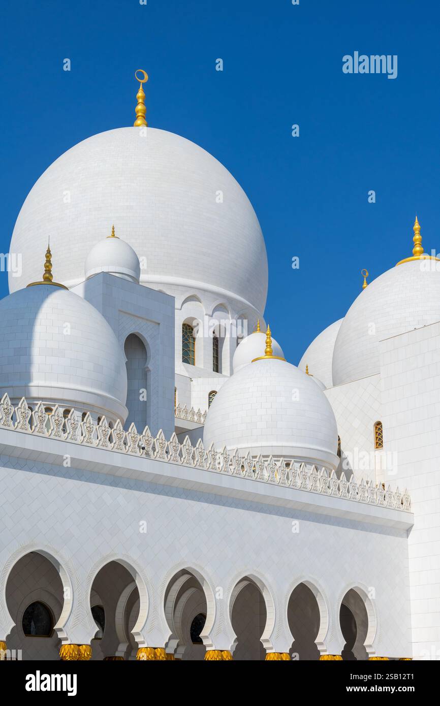 Close-up Sheikh Zayed Grand Mosque in Abu Dhabi made of white marble ...