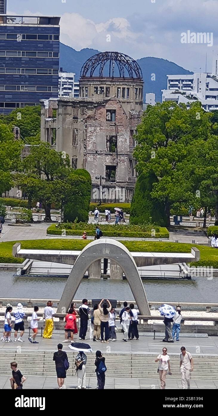 Hiroshima peace memorial cenotaph hi-res stock photography and images ...
