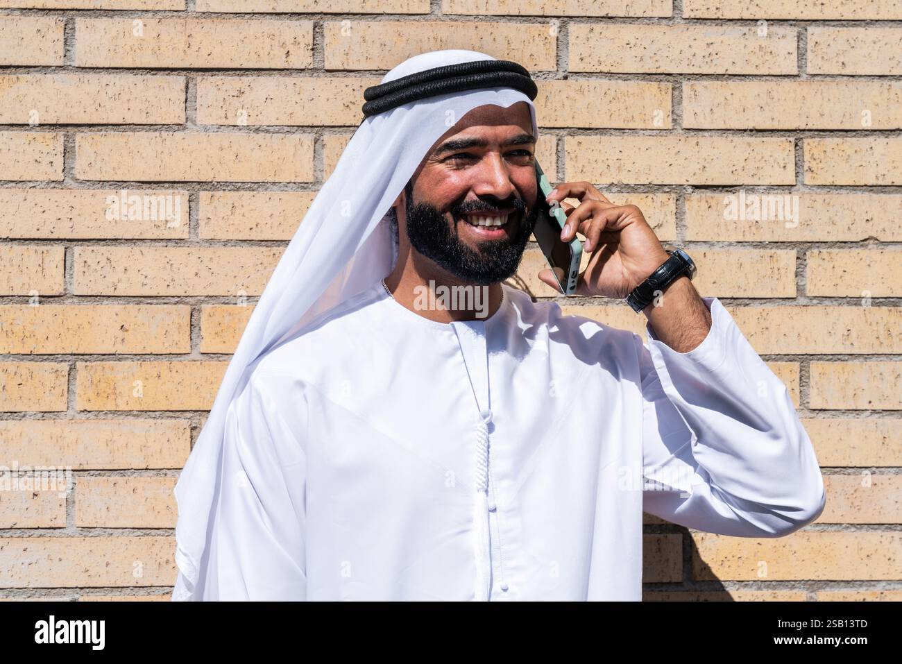 Portrait of handsome arab businessman wearing traditional emirati ...