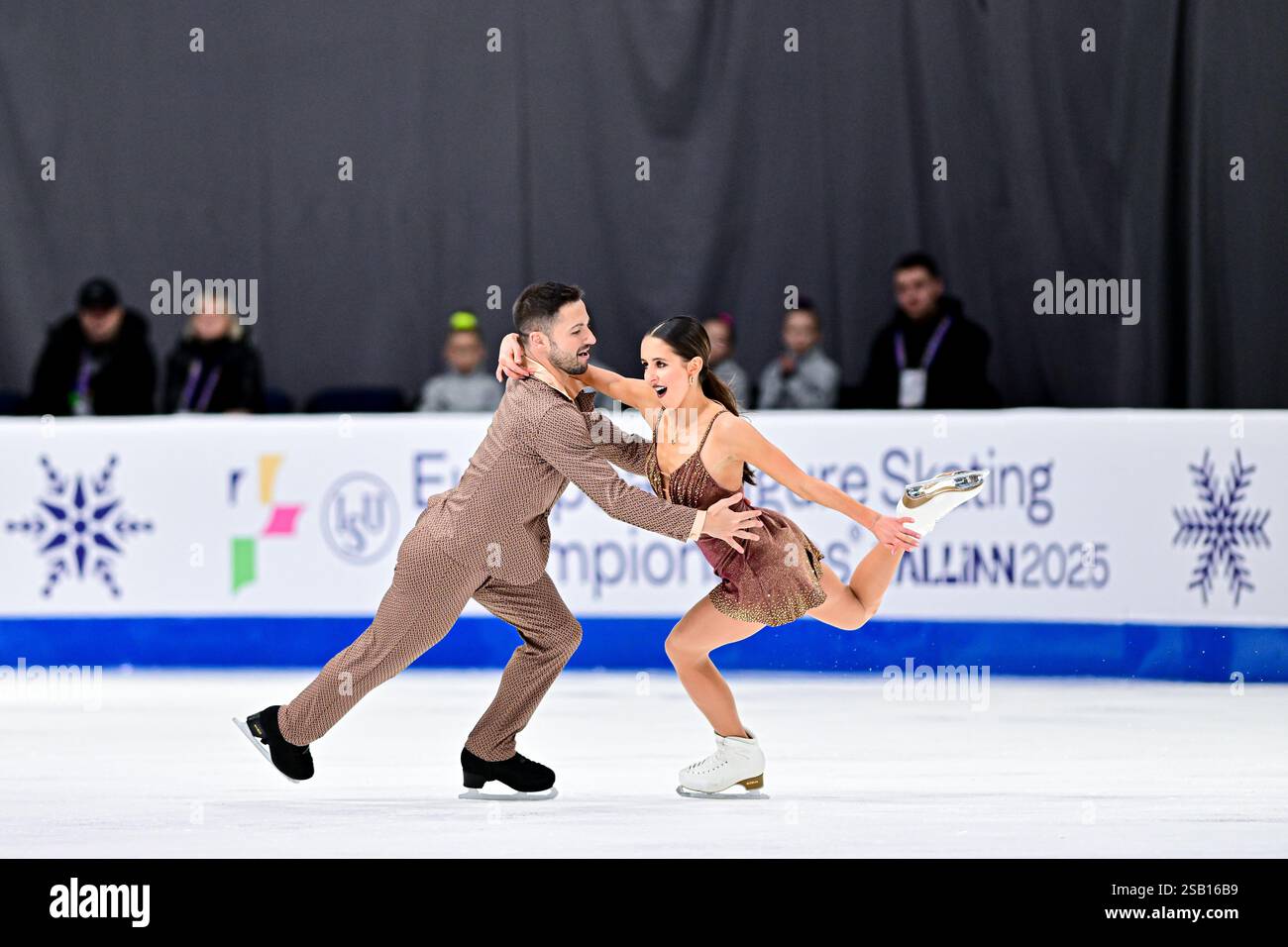 Lilah FEAR & Lewis GIBSON (GBR), during Ice Dance Rhythm Dance, at the ...