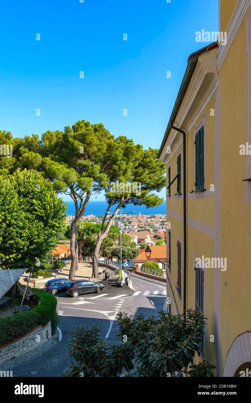 Diano Castello, Ligurien, Italien Blick von Diano Castello hinunter ...