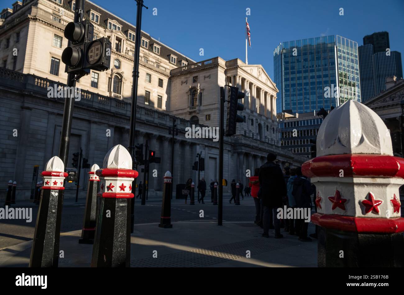 City of London workers in the financial district close to the Bank of ...