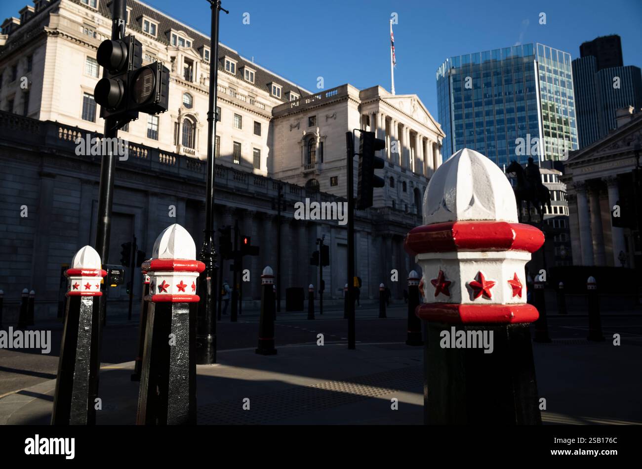 City of London workers in the financial district close to the Bank of ...