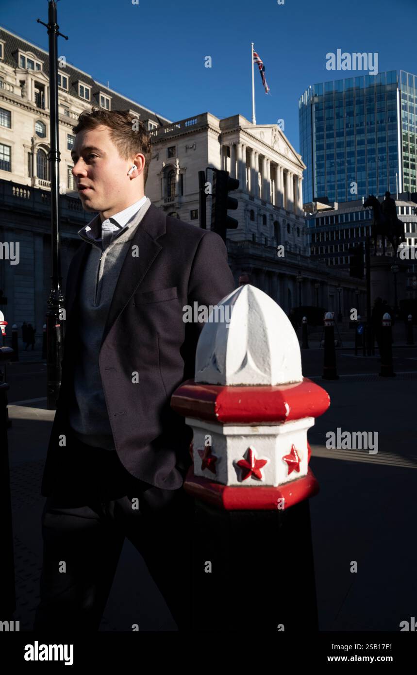 City of London workers in the financial district close to the Bank of ...