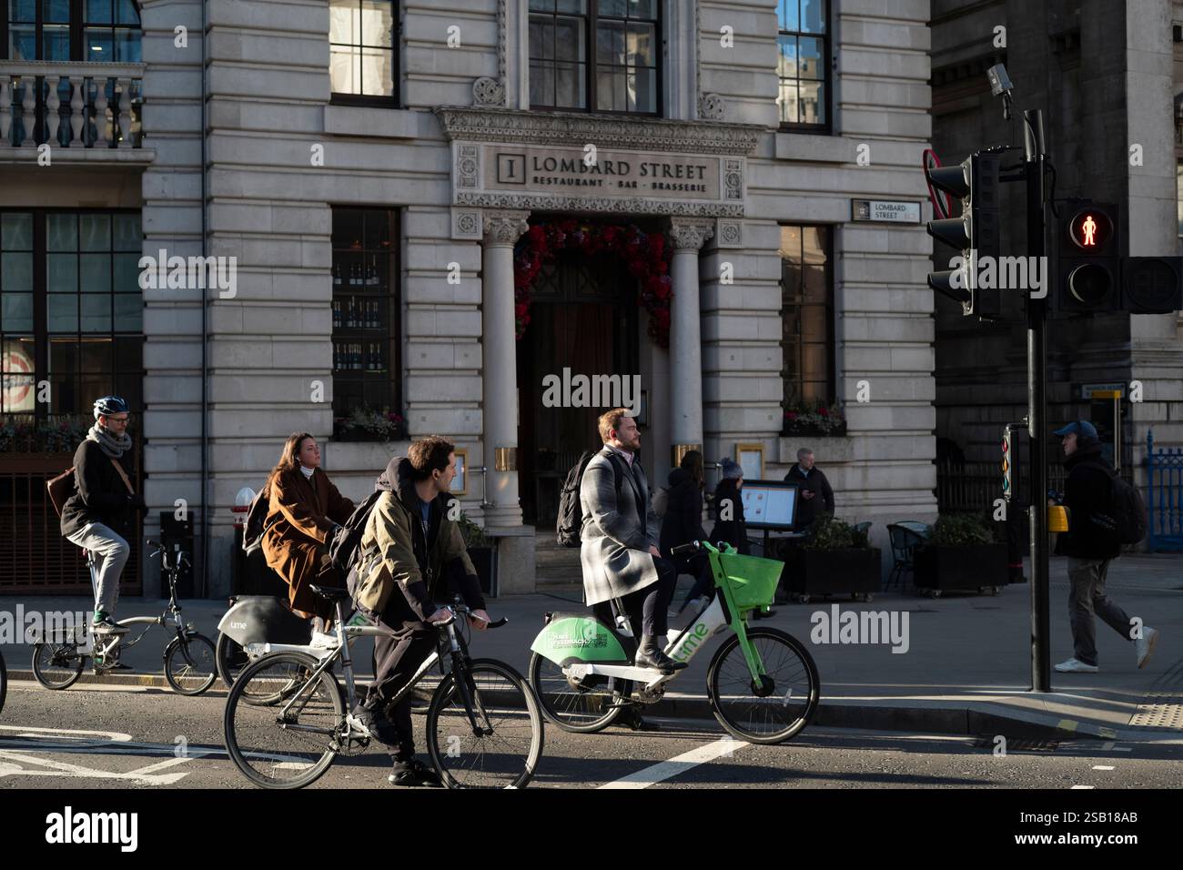 City of London workers in the financial district close to the Bank of ...