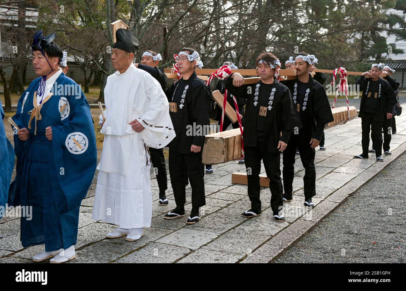 Annual New Year's carpenter blessing ceremony "Chona Hajime" takes ...