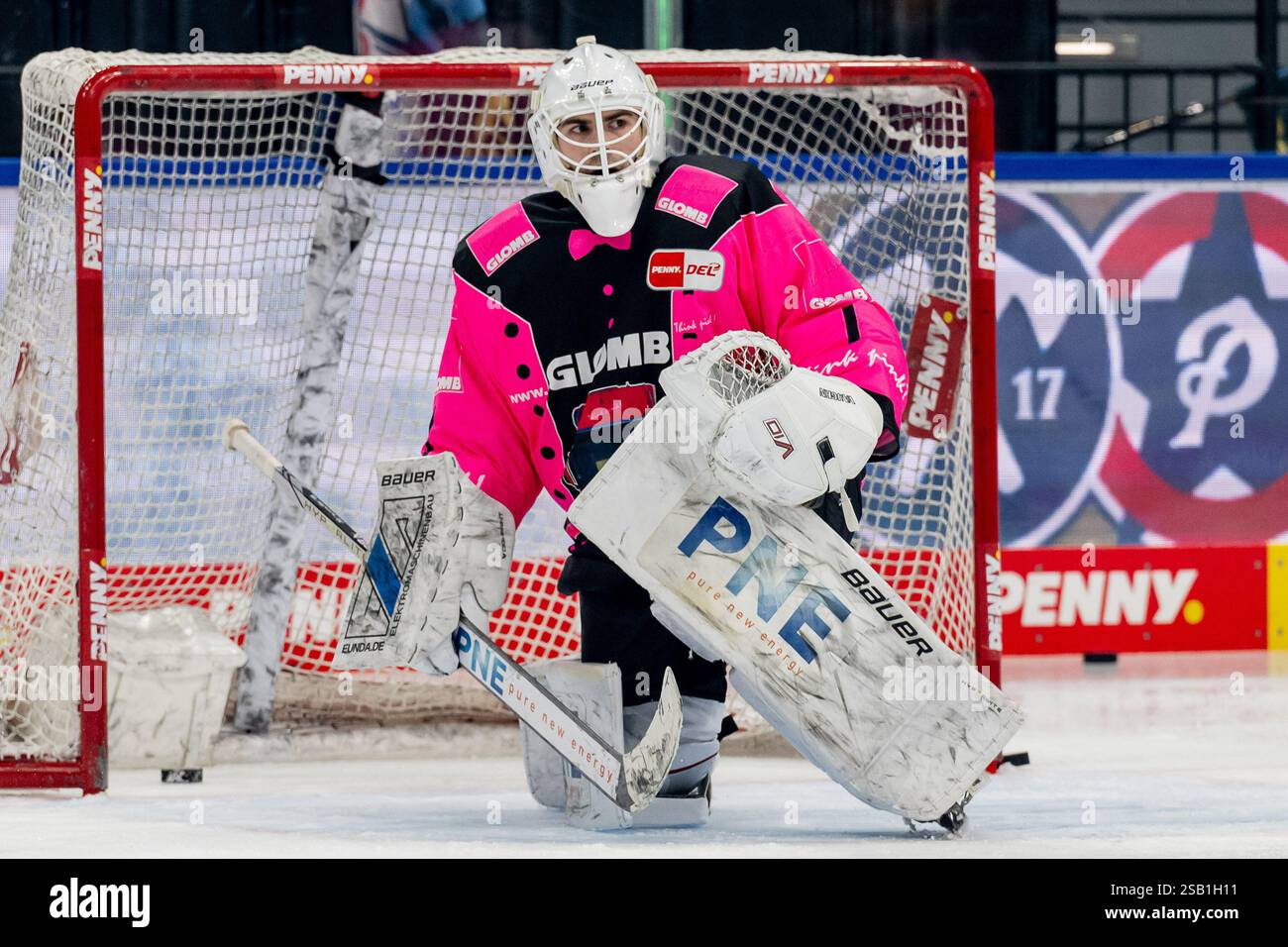 Sebastian Graf (Torwart, Fischtown Pinguins Bremerhaven, #1) beim ...