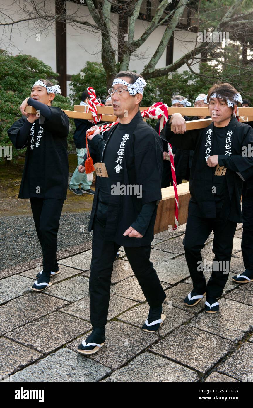 Annual New Year's carpenter blessing ceremony "Chona Hajime" takes ...